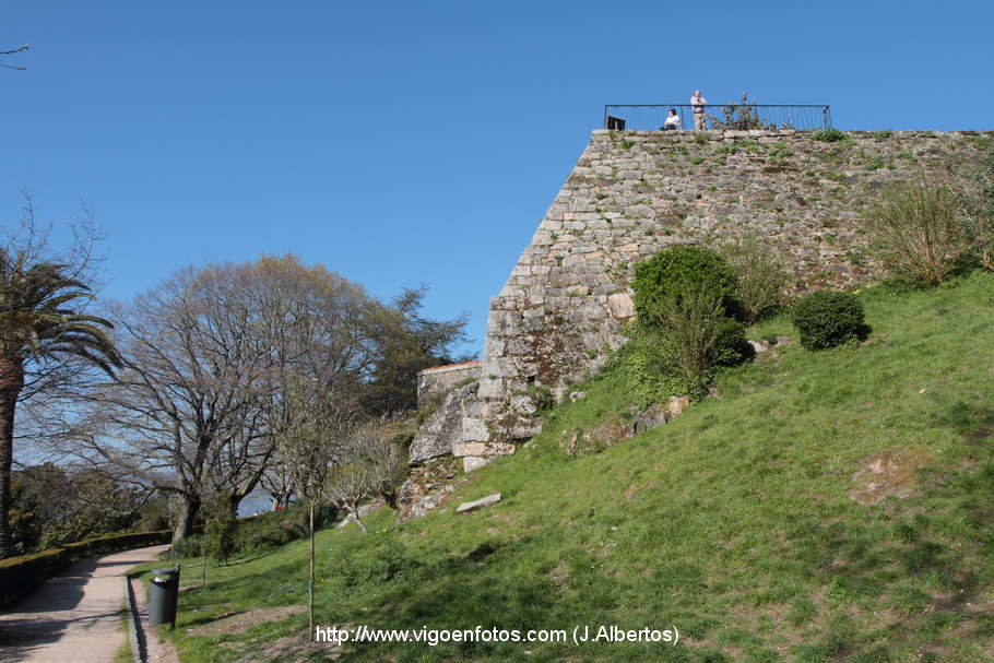 FOTOS DE CASTILLOS DE ESPAÑA: PRIMERA MURALLA CASTILLO DEL CASTRO ...