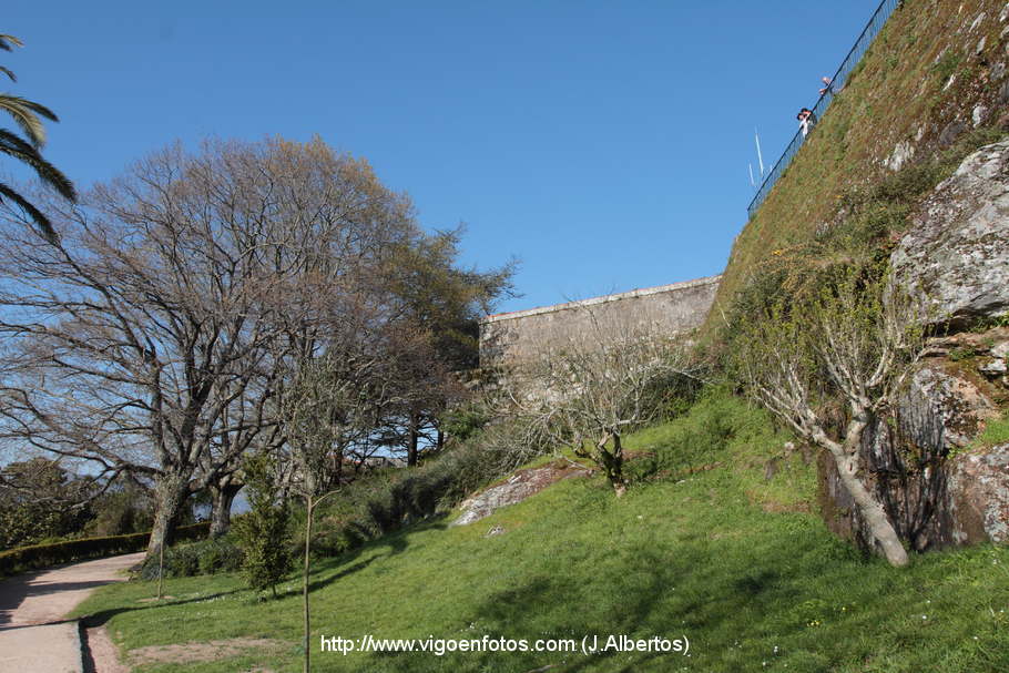 FOTOS DE CASTILLOS DE ESPAÑA: PRIMERA MURALLA CASTILLO DEL CASTRO ...