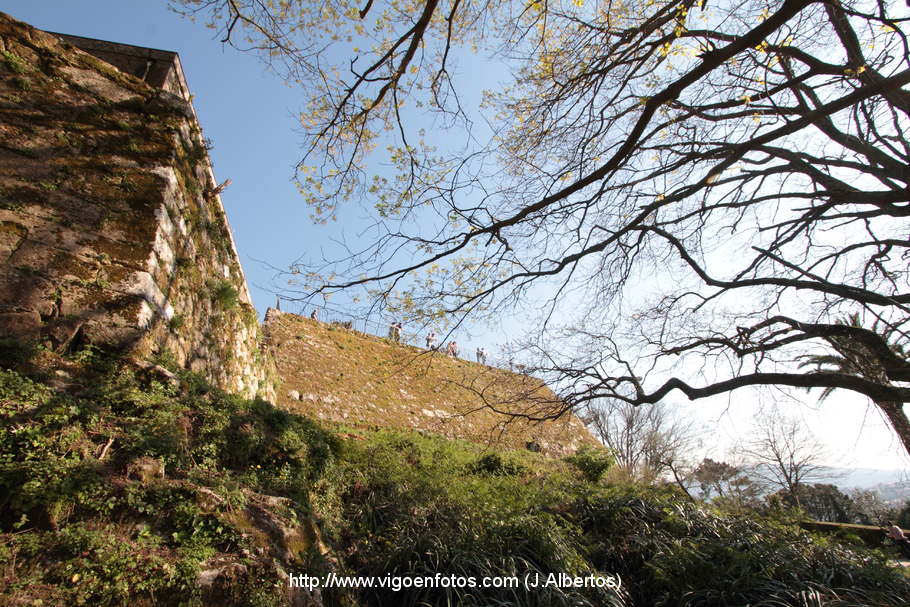 FOTOS DE CASTILLOS DE ESPAÑA: PRIMERA MURALLA CASTILLO DEL CASTRO ...
