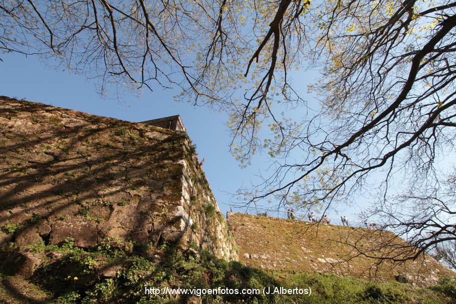 FOTOS DE CASTILLOS DE ESPAÑA: PRIMERA MURALLA CASTILLO DEL CASTRO ...