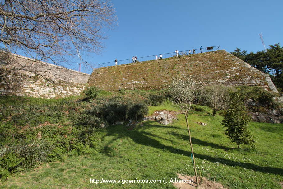FOTOS DE CASTILLOS DE ESPAÑA: PRIMERA MURALLA CASTILLO DEL CASTRO ...