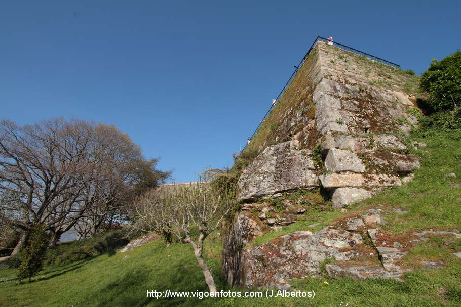 FOTOS DE CASTILLOS DE ESPAÑA: PRIMERA MURALLA CASTILLO DEL CASTRO ...