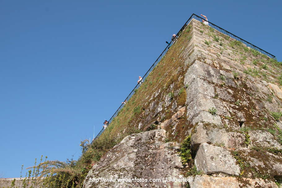 FOTOS DE CASTILLOS DE ESPAÑA: PRIMERA MURALLA CASTILLO DEL CASTRO ...