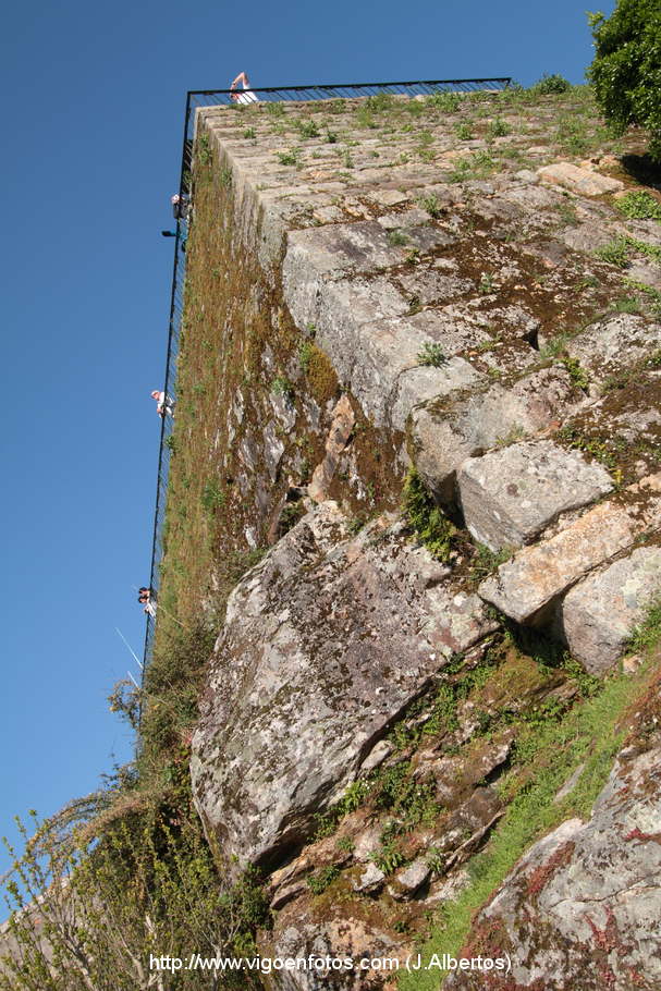 FOTOS DE CASTILLOS DE ESPAÑA: PRIMERA MURALLA CASTILLO DEL CASTRO ...