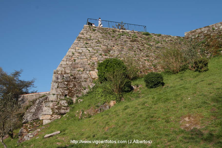 FOTOS DE CASTILLOS DE ESPAÑA: PRIMERA MURALLA CASTILLO DEL CASTRO ...