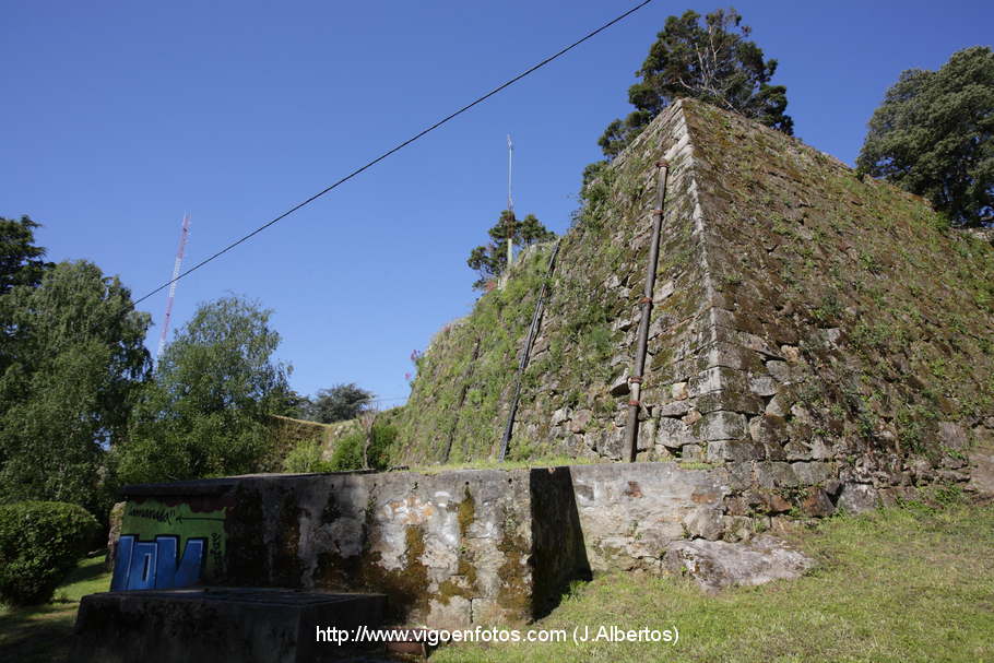 FOTOS DE CASTILLOS DE ESPAÑA: PRIMERA MURALLA CASTILLO DEL CASTRO ...