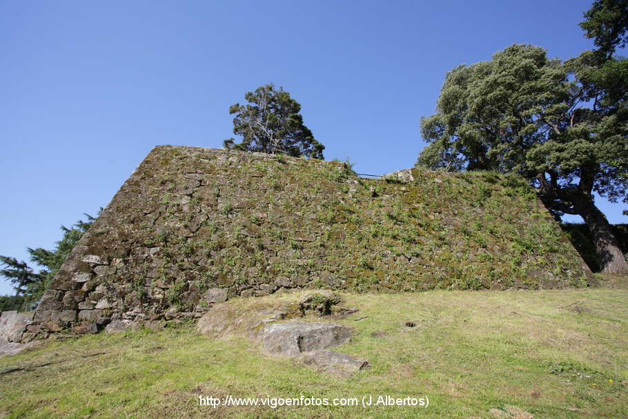 FOTOS DE CASTILLOS DE ESPAÑA: PRIMERA MURALLA CASTILLO DEL CASTRO ...
