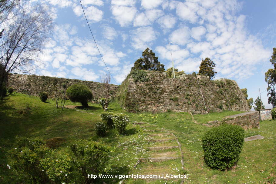 FOTOS DE CASTILLOS DE ESPAÑA: PRIMERA MURALLA CASTILLO DEL CASTRO ...