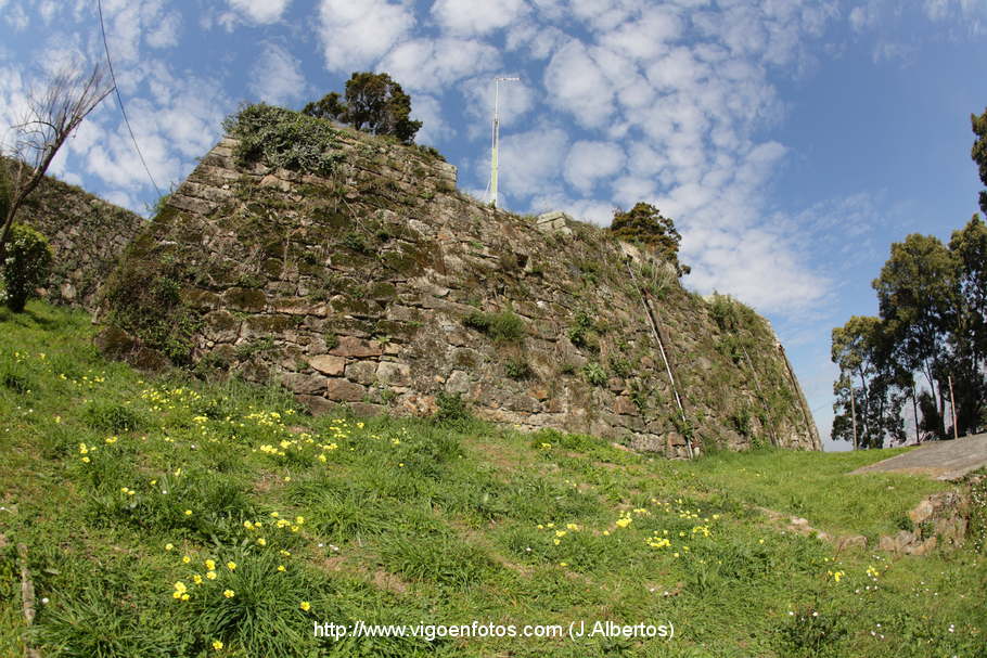 FOTOS DE CASTILLOS DE ESPAÑA: PRIMERA MURALLA CASTILLO DEL CASTRO ...
