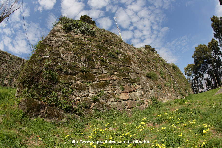 FOTOS DE CASTILLOS DE ESPAÑA: PRIMERA MURALLA CASTILLO DEL CASTRO ...